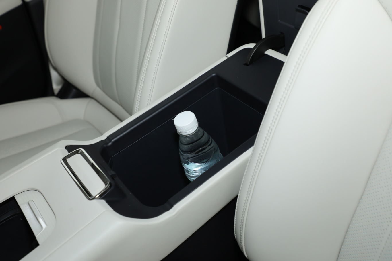 【领克07EM-P 1.5T 126km 长续航Ultra前排扶手箱储物格图片-汽车图片大全】-易车