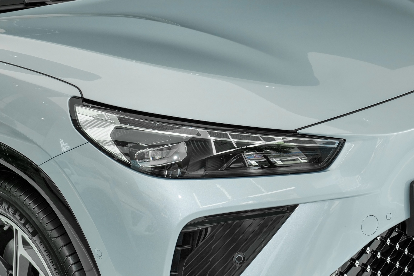 【哪吒L增程版 310km 闪充红衣版大灯侧45度俯拍图片-汽车图片大全】-易车