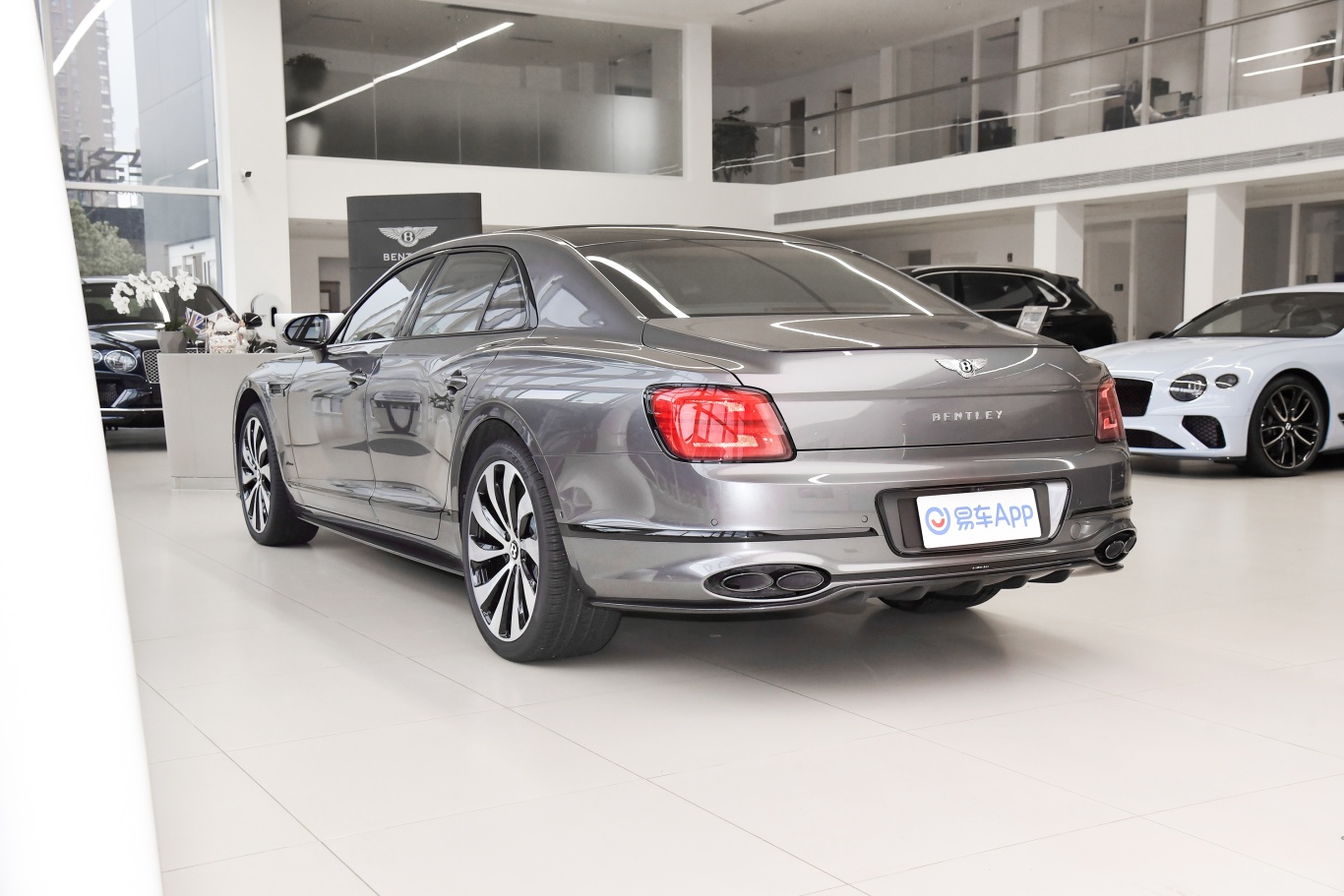 【飞驰4.0T V8 雅度版侧后45度车头向左水平图片-汽车图片大全】-易车