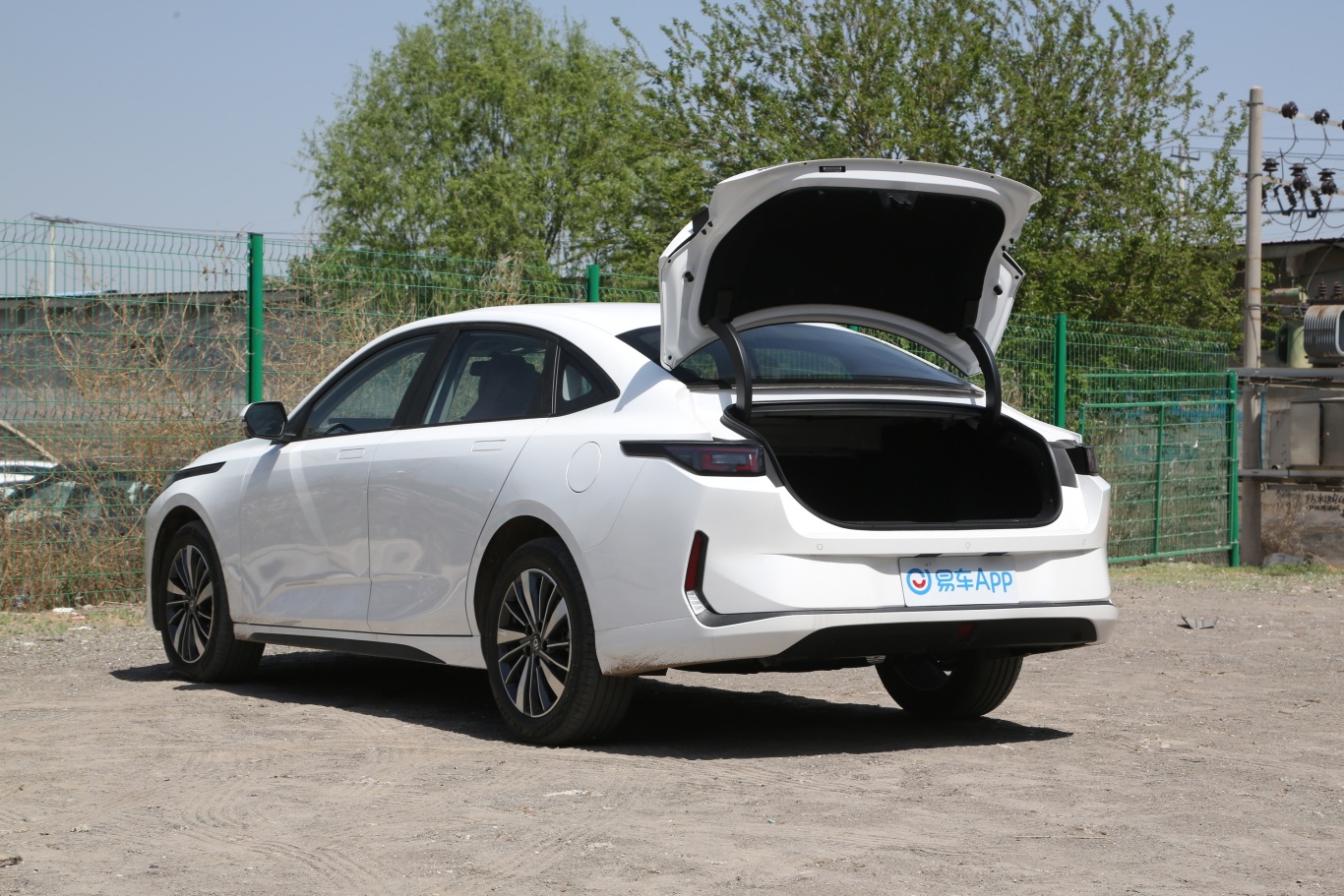 【长安启源A05真香版 1.5L 70km 超越型后备厢开启45度侧拍图片-汽车图片大全】-易车