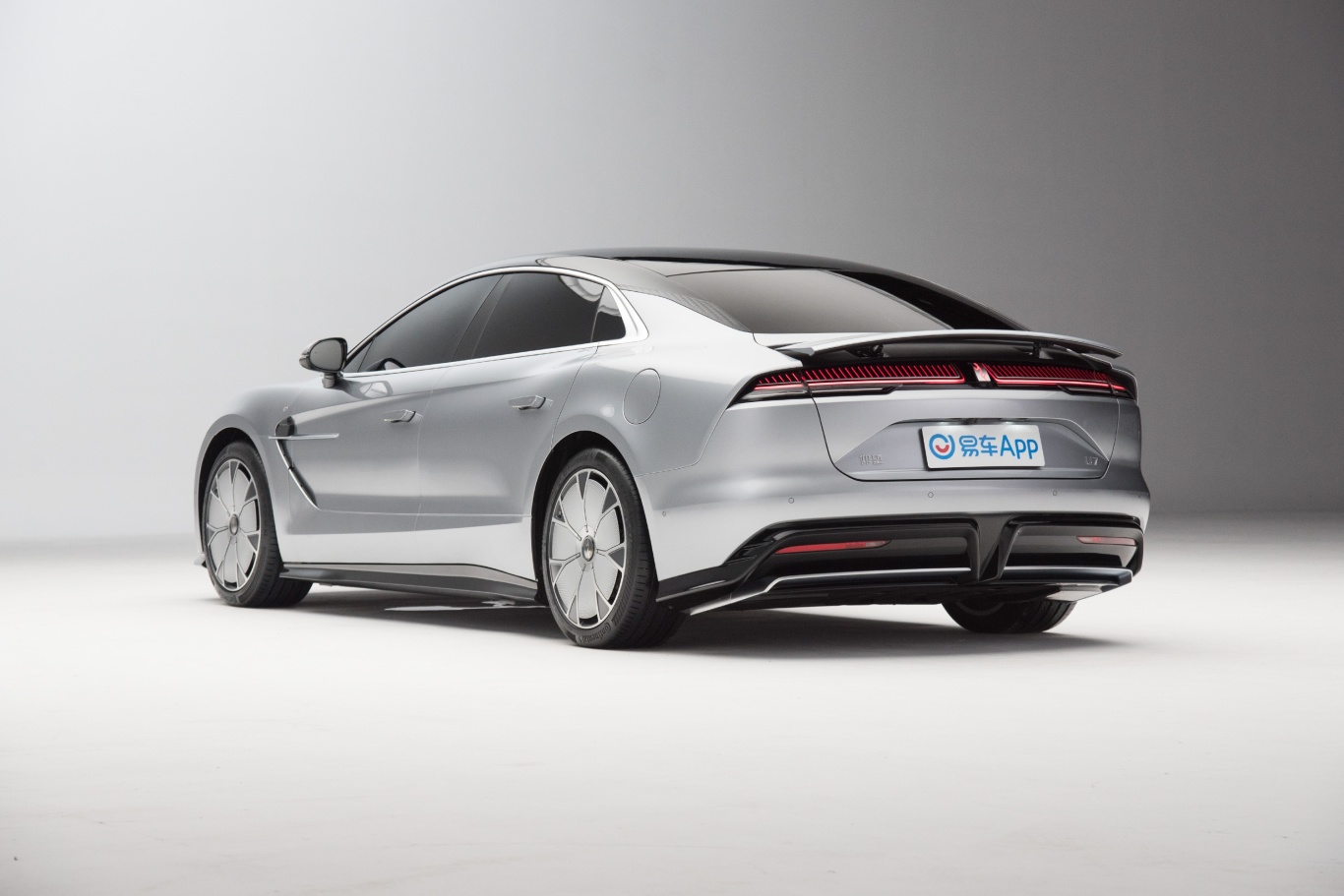 【仰望U7纯电版 720km 豪华版 5座侧后45度车头向左水平图片-汽车图片大全】-易车