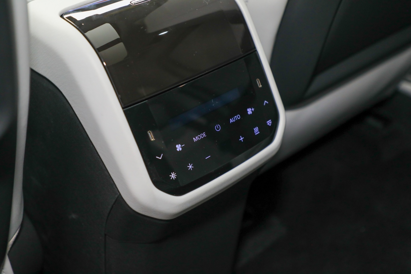 【大家7超混 1.5T 230km 超长续航旗舰版 7座后排空调控制键图片-汽车图片大全】-易车