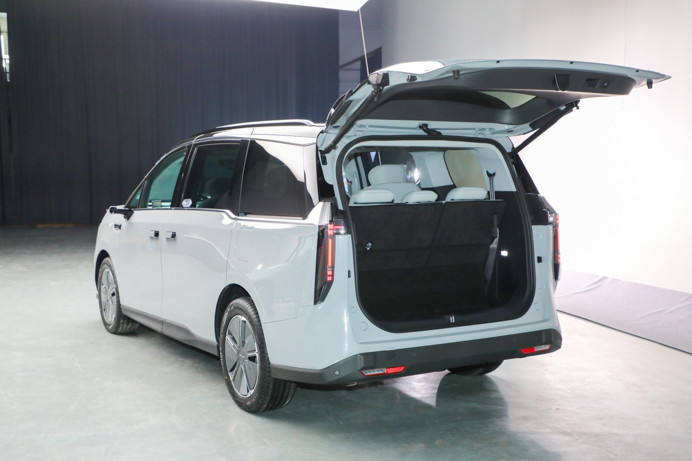 【大家7超混 1.5T 230km 超长续航旗舰版 7座后备厢开启45度侧拍图片-汽车图片大全】-易车