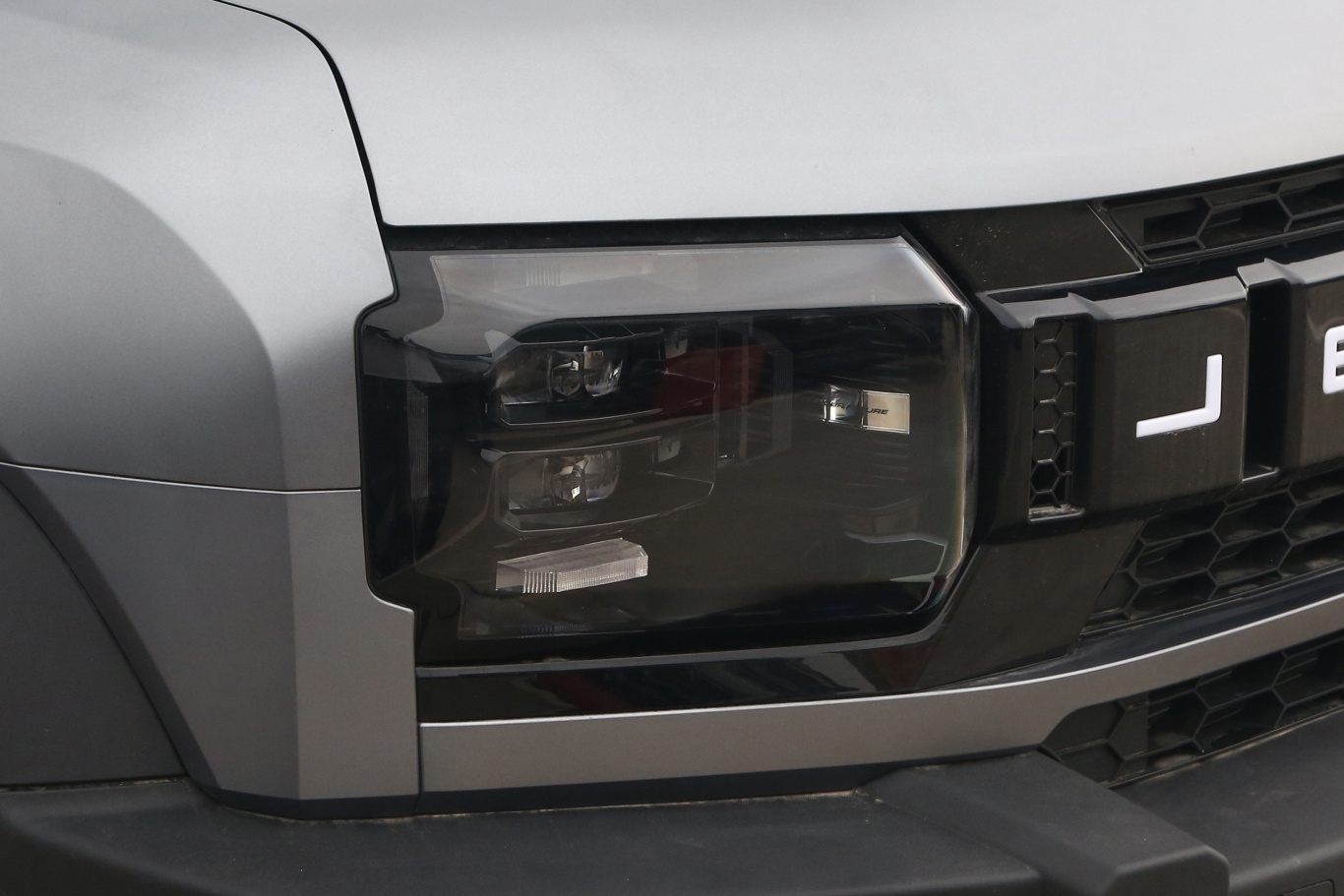 【山海T21.5T 208km 前驱山野版 5座大灯侧45度俯拍图片-汽车图片大全】-易车