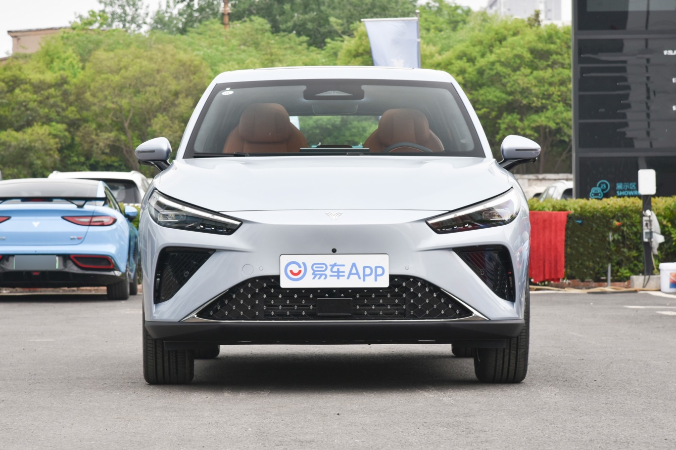 【哪吒L增程版 310km 闪充PRO版正前水平图片-汽车图片大全】-易车