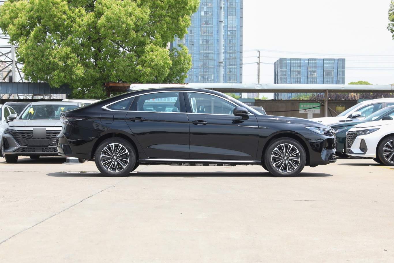 【风云A8远航版 1.5T 127km 标准型正侧车头向右水平图片-汽车图片大全】-易车