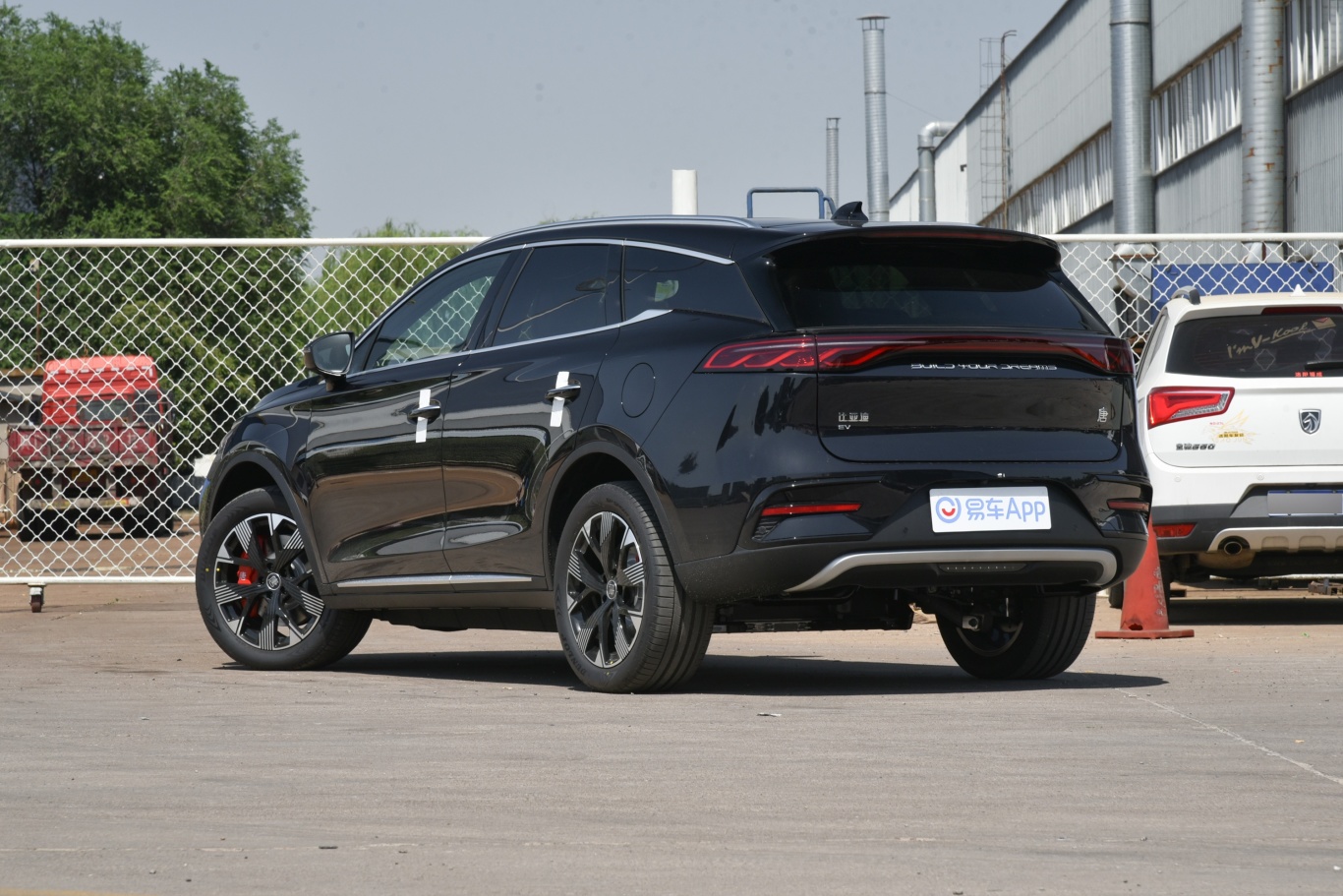 【唐新能源EV 荣耀版 730km 前驱尊享型 7座侧后45度车头向左水平图片-汽车图片大全】-易车