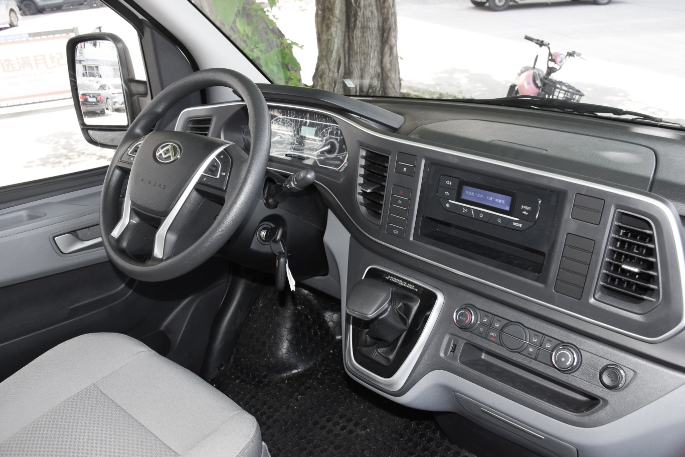 【新途V80城配王 2.0T AMT长轴中顶147Ps超值版 3座驾驶位区域图片-汽车图片大全】-易车