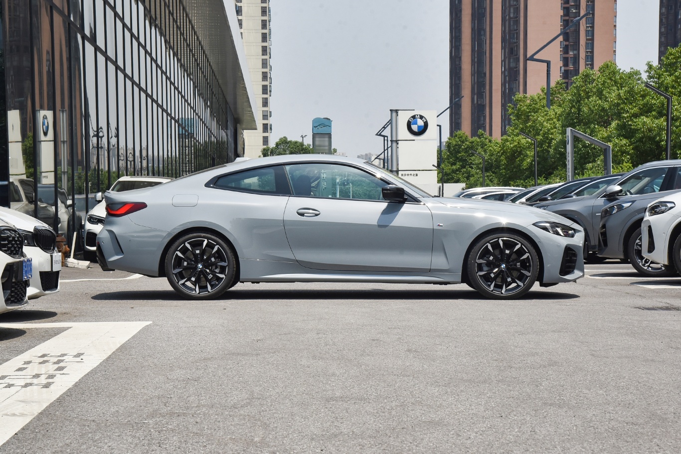 【宝马4系双门轿跑车 430i M运动曜夜套装正侧车头向右水平图片-汽车图片大全】-易车