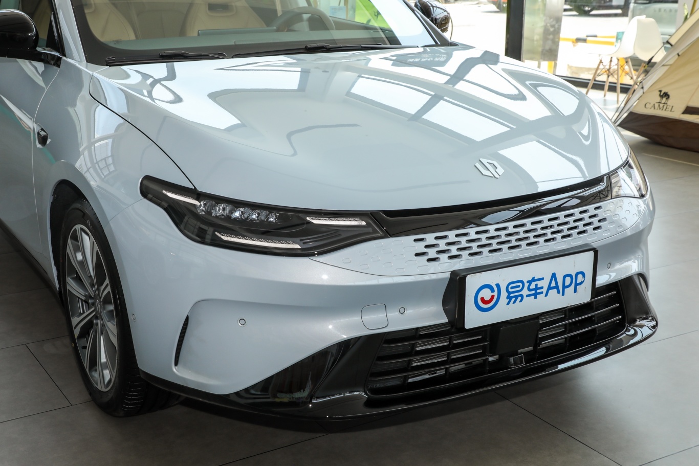 【零跑C01增程版 1.5L 216km 尊享版前格栅侧俯拍图片-汽车图片大全】-易车