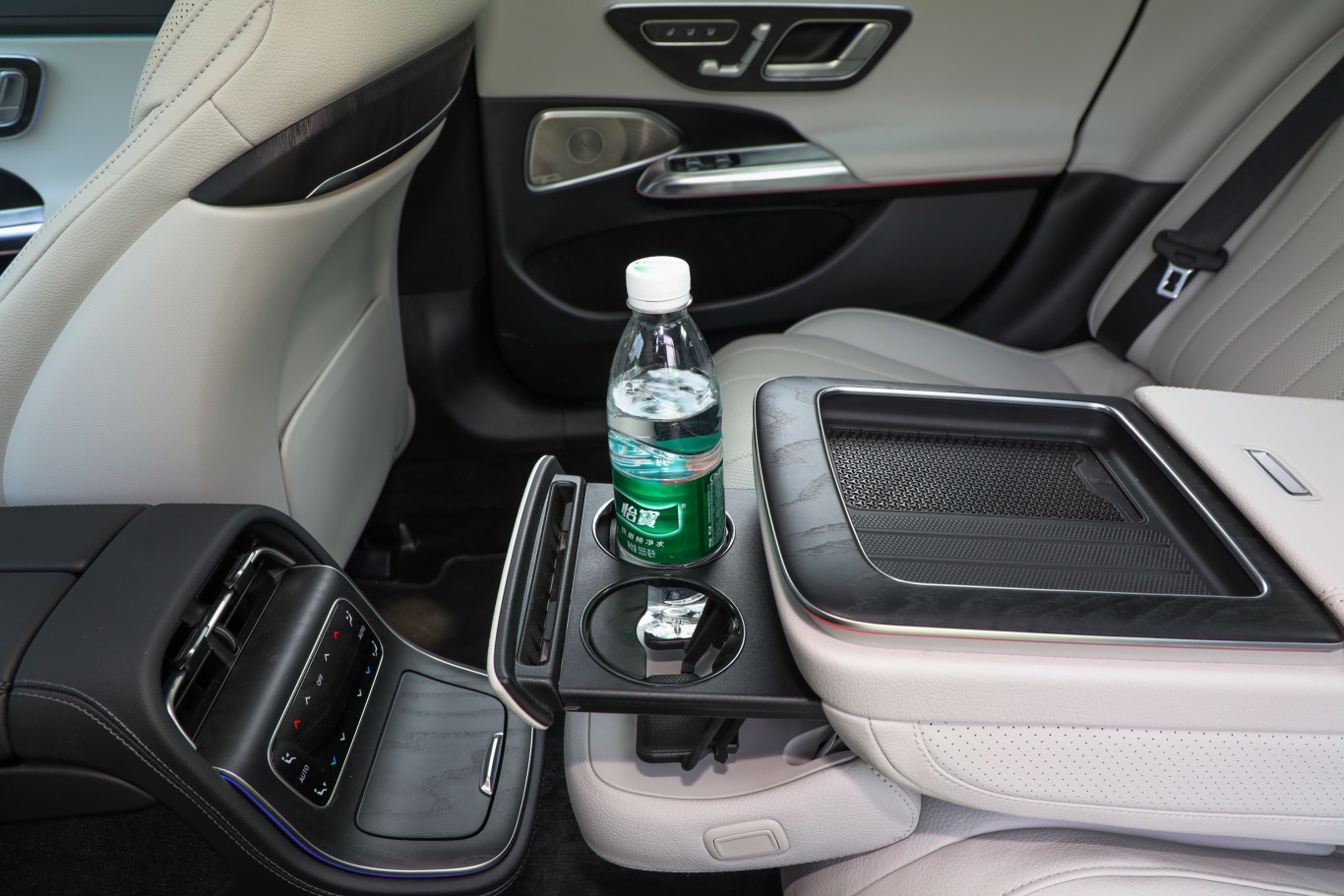 【奔驰E级E 300 L 运动尊贵型后排杯架图片-汽车图片大全】-易车