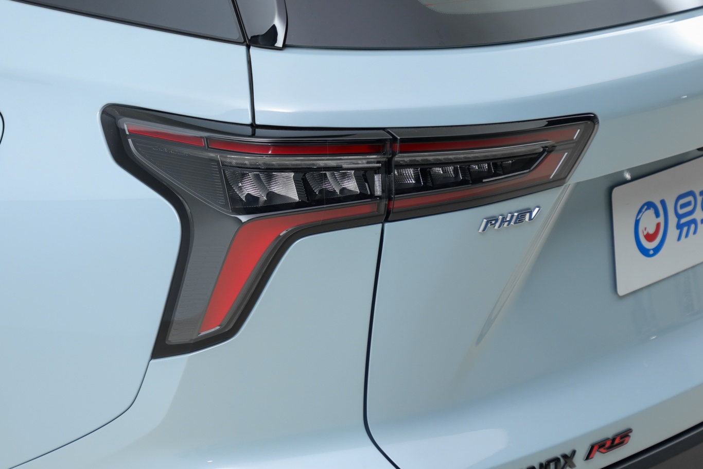 【探界者PLUS1.5T 102km RS 至臻版尾灯侧45度俯拍图片-汽车图片大全】-易车