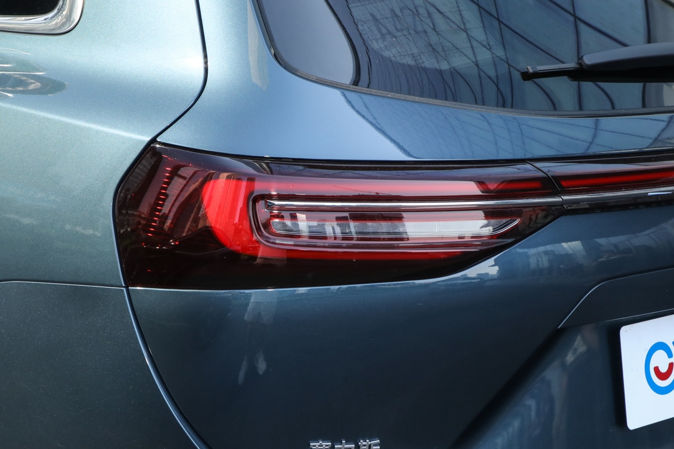 【问界M71.5T 210km 四驱Ultra智驾版 6座尾灯侧45度俯拍图片-汽车图片大全】-易车