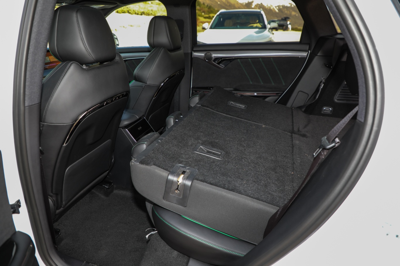 【岚图FREE318 259km 四驱探索版后排空间图片-汽车图片大全】-易车