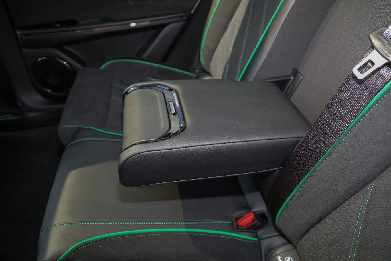 【岚图FREE318 259km 四驱探索版后排中央扶手图片-汽车图片大全】-易车