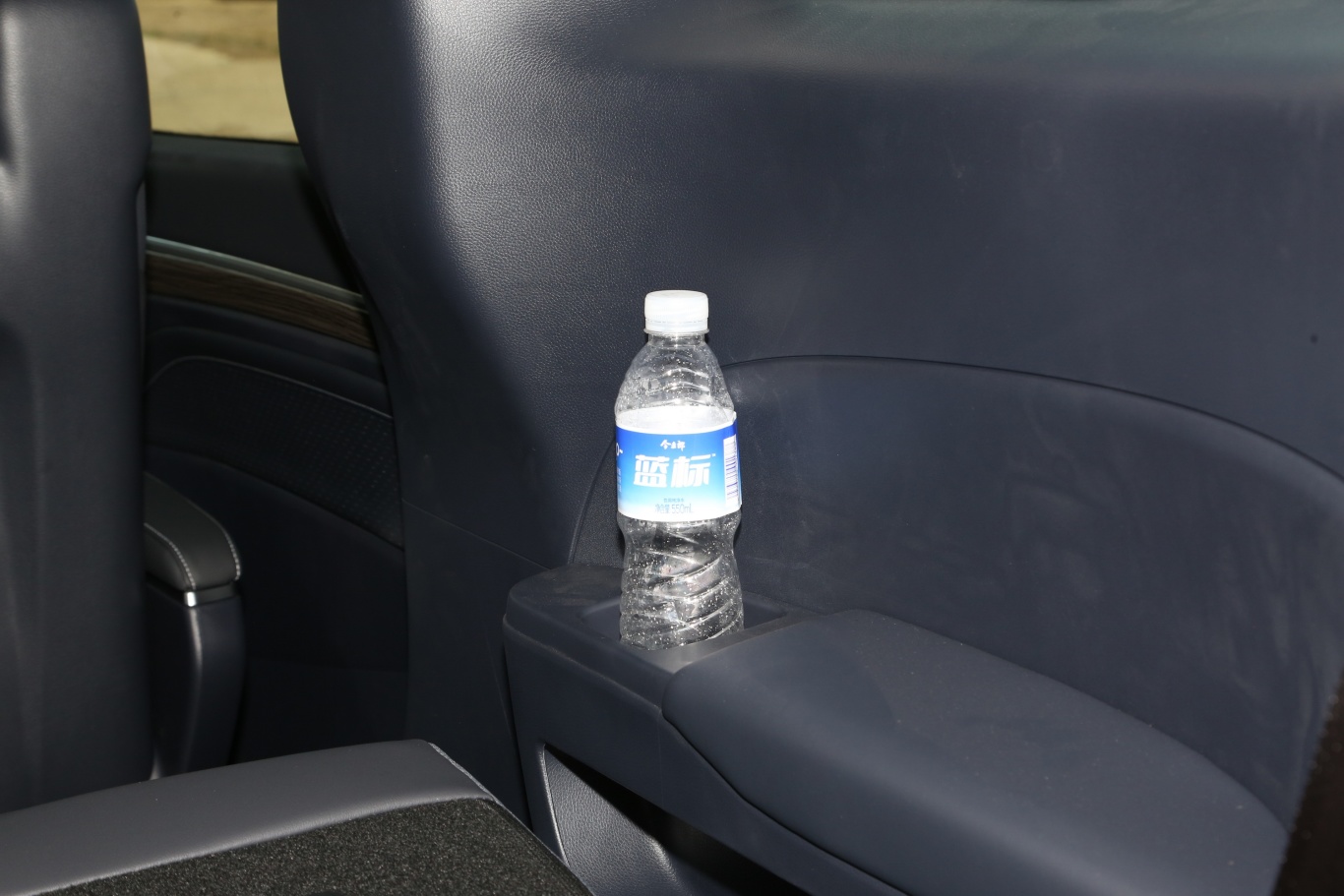 【传祺M8领秀系列 390T 尊享版 7座后排功能图片-汽车图片大全】-易车