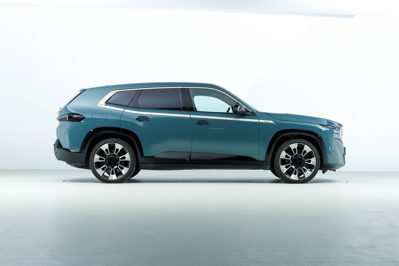 【宝马XM4.4T 78km 标准版正侧车头向右水平图片-汽车图片大全】-易车