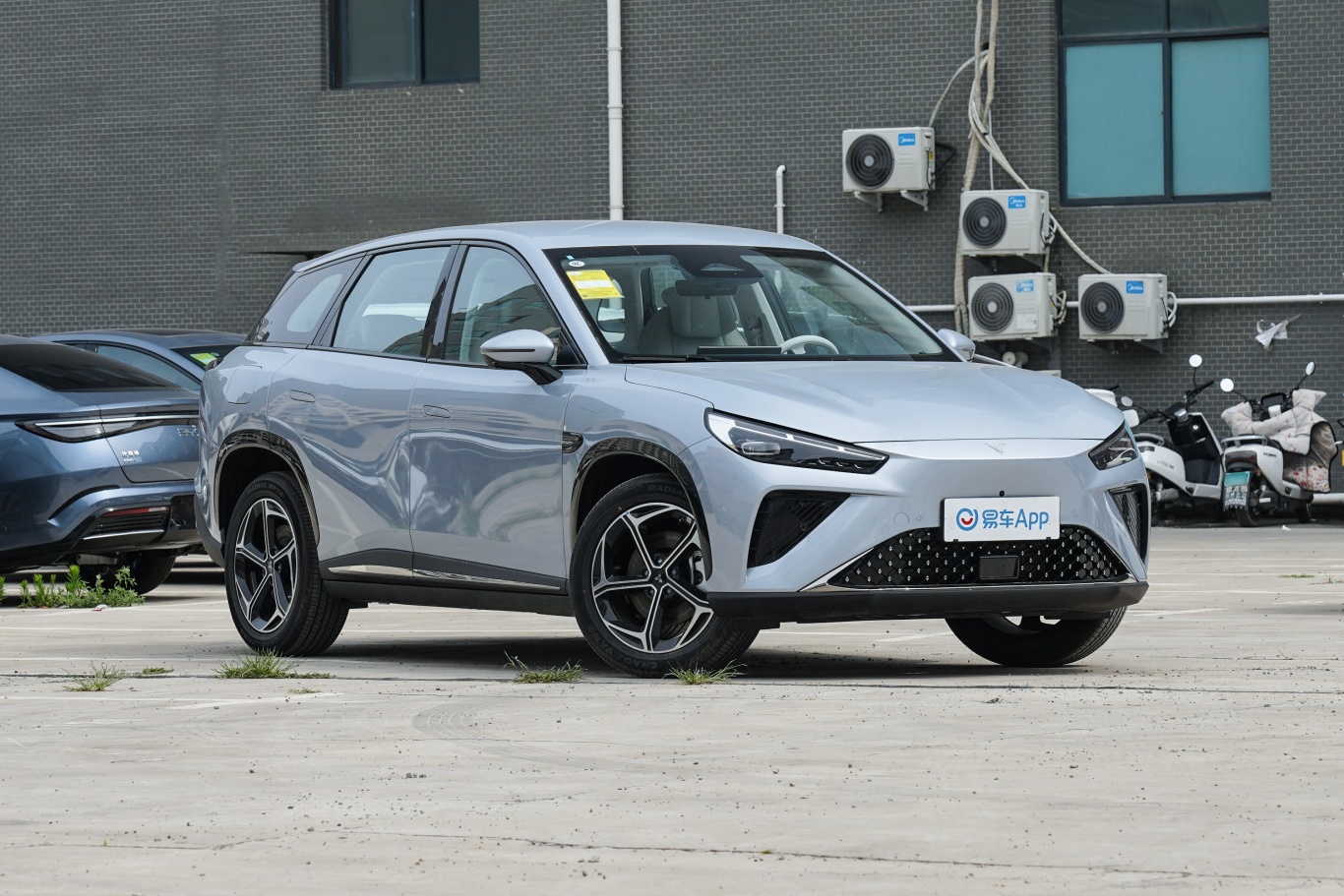 【哪吒L增程版 310km 闪充版侧前45度车头向右水平图片-汽车图片大全】-易车