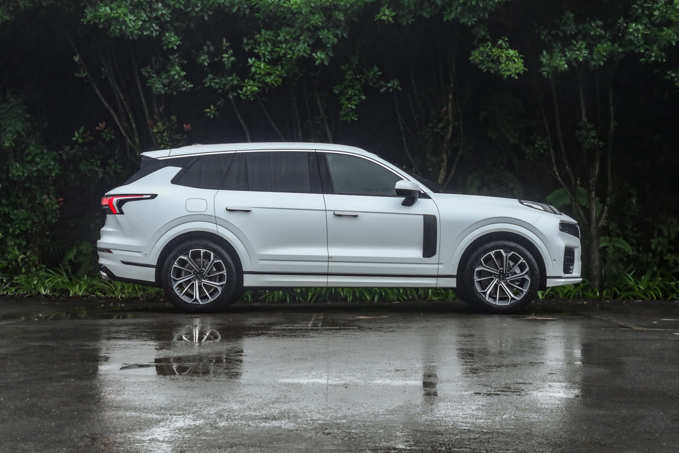 【领克09MHEV 2.0TD T5 自动四驱全球版 7座正侧车头向右水平图片-汽车图片大全】-易车