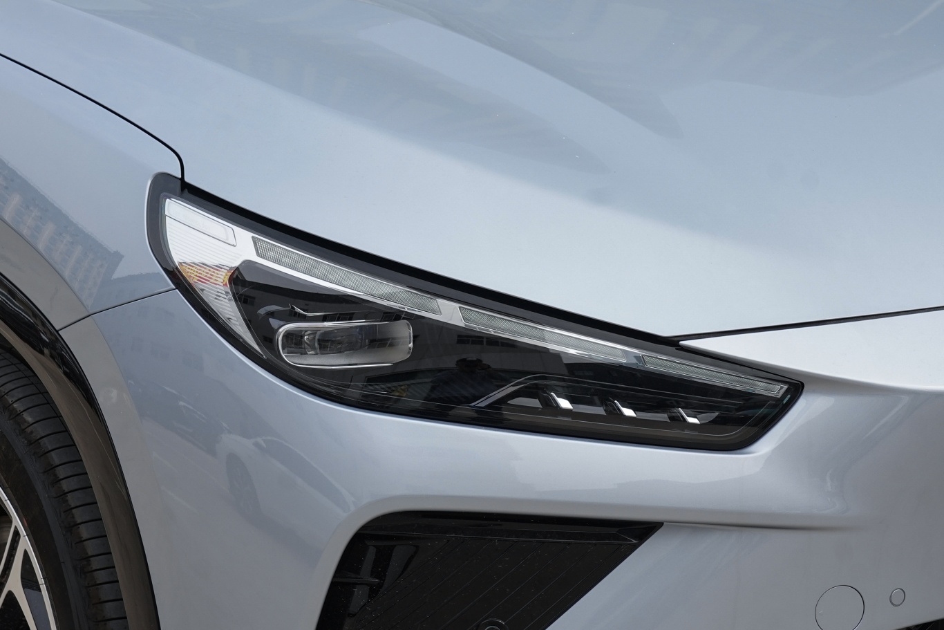 【哪吒L增程版 310km 闪充版大灯侧45度俯拍图片-汽车图片大全】-易车