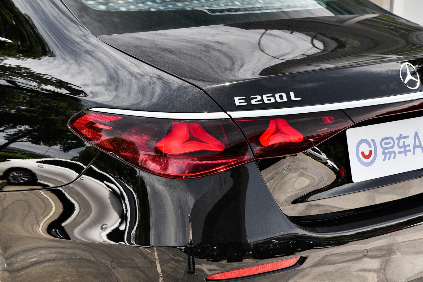 【奔驰E级改款 E 260 L尾灯侧45度俯拍图片-汽车图片大全】-易车