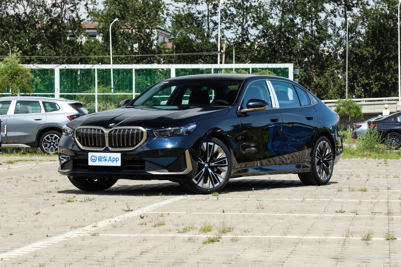 【宝马5系530Li 尊享型 豪华套装侧前45度车头向左水平图片-汽车图片大全】-易车