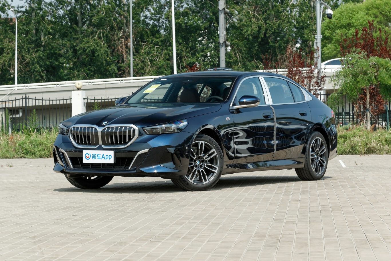 【宝马5系525Li M运动套装侧前45度车头向左水平图片-汽车图片大全】-易车