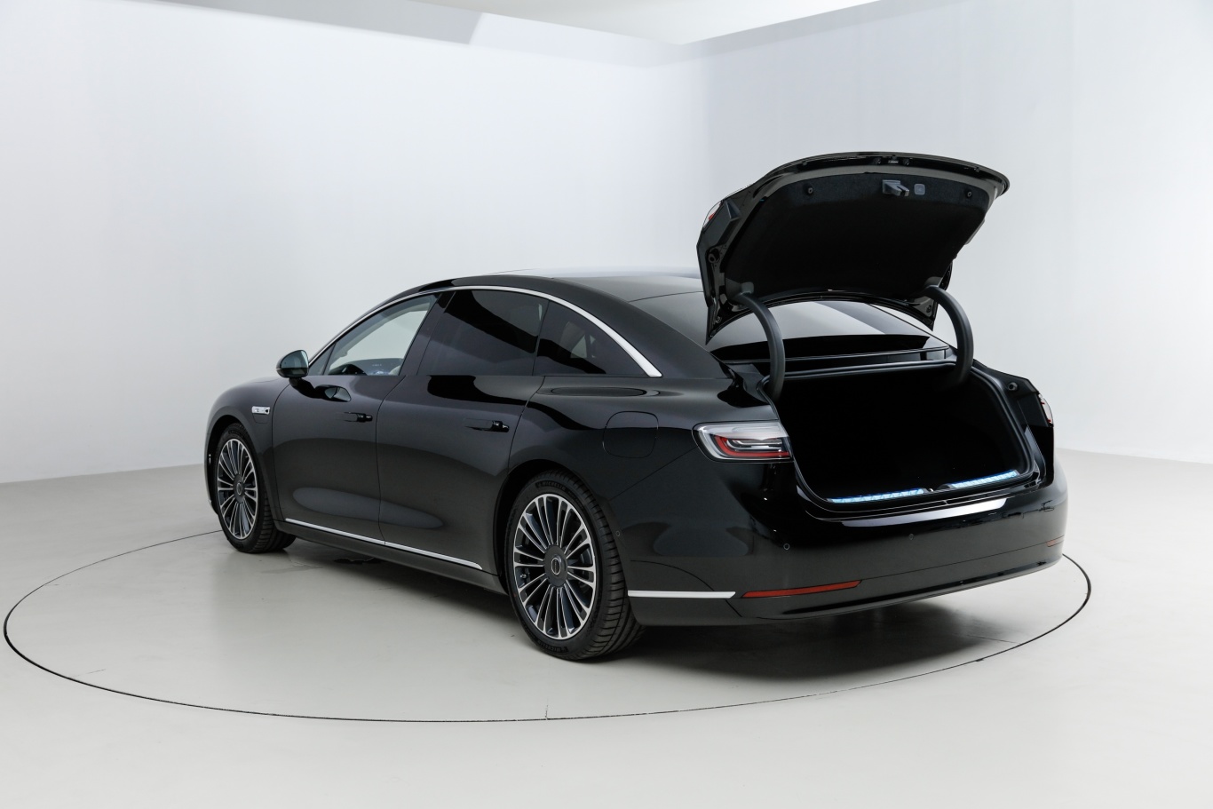 【享界S9纯电动 721km 四驱Ultra后备厢开启45度侧拍图片-汽车图片大全】-易车