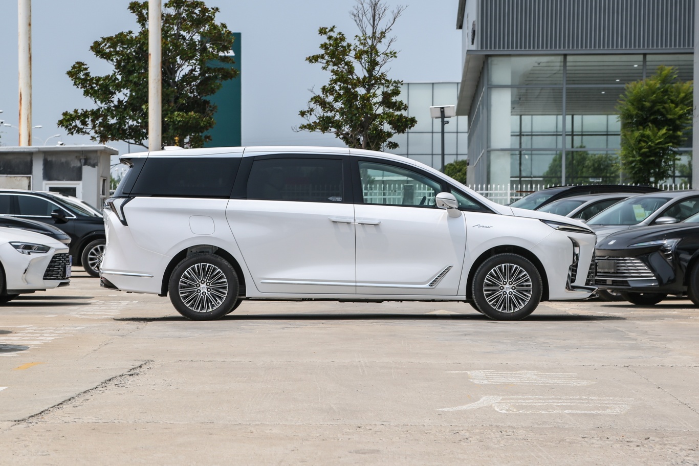 【别克GL8 插电混动陆尊 1.5T 138km 智享版 7座正侧车头向右水平图片-汽车图片大全】-易车