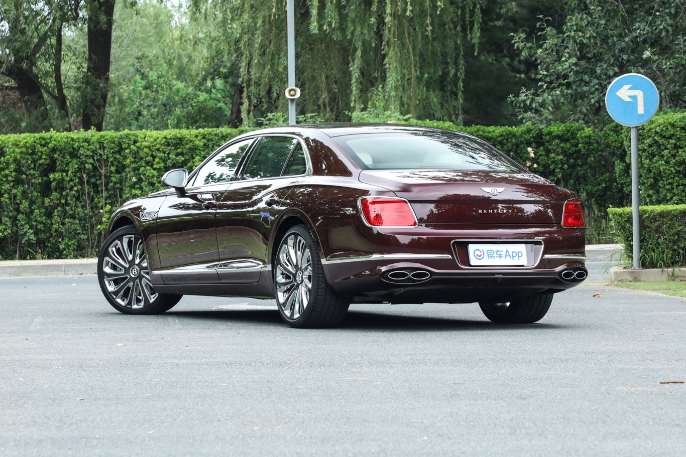 【飞驰4.0T V8 Mulliner侧后45度车头向左水平图片-汽车图片大全】-易车