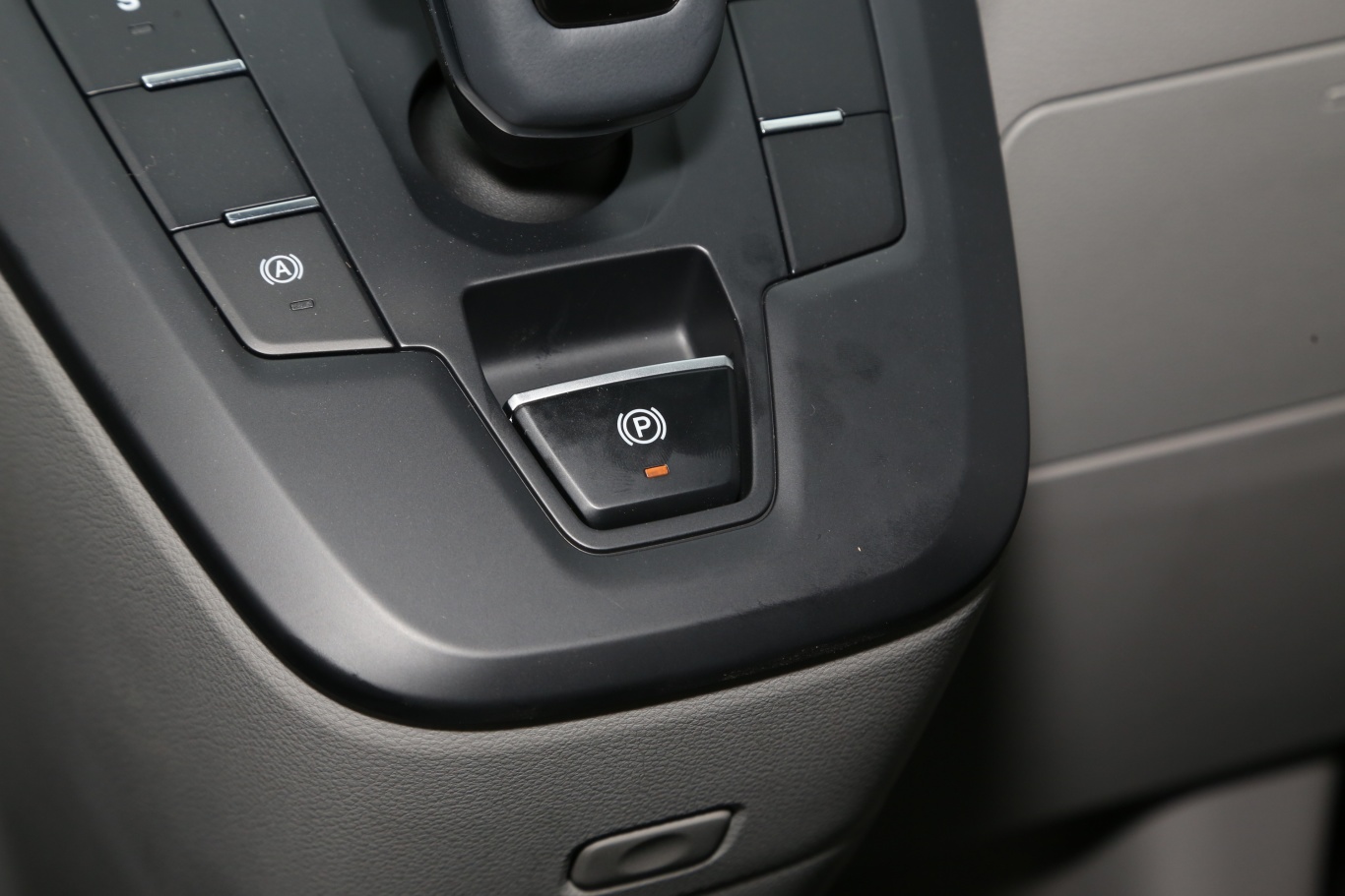 【全顺T82.3T 自动中轴中顶多功能版 6座(2+2+2)驻车制动图片-汽车图片大全】-易车