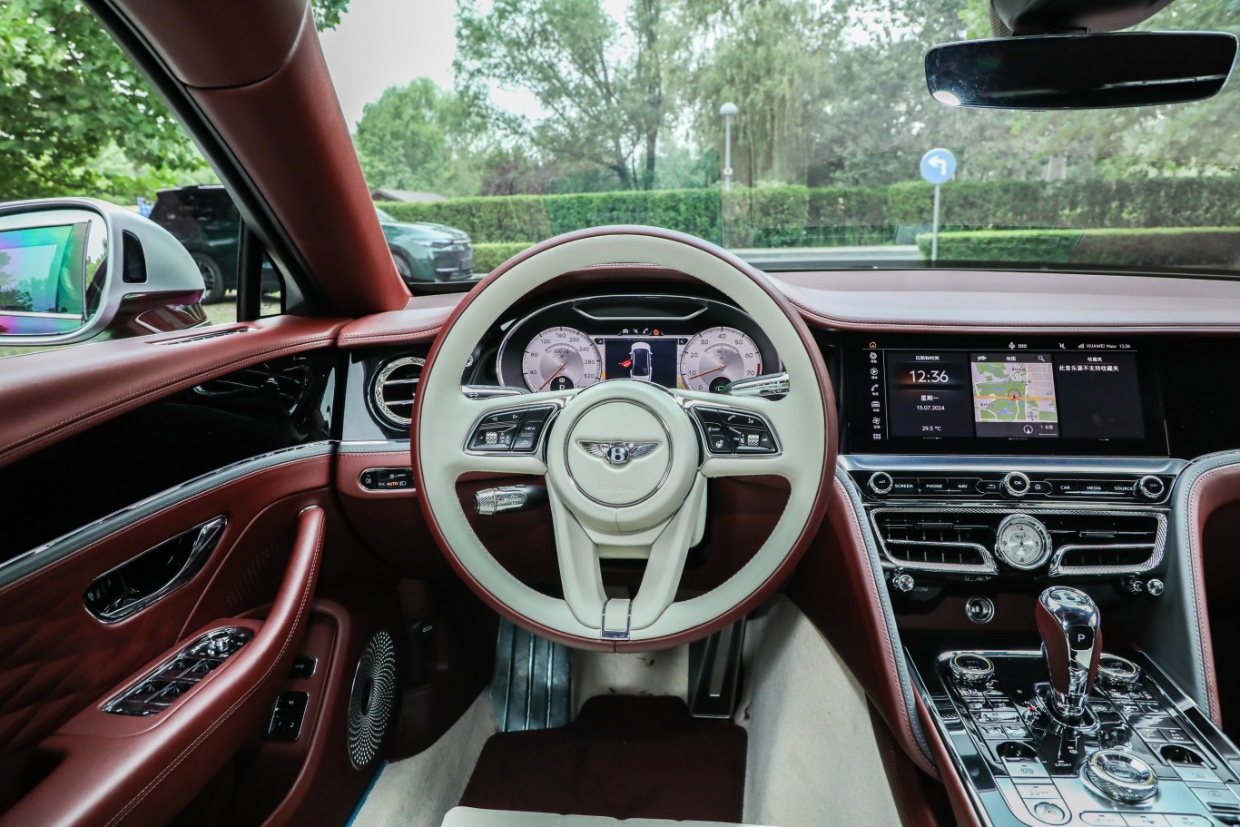 【飞驰4.0T V8 Mulliner驾驶位区域图片-汽车图片大全】-易车