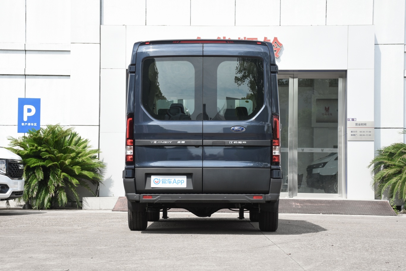 【全顺T82.0T 手动短轴中顶多功能版 6座(3+3)正后水平图片-汽车图片大全】-易车