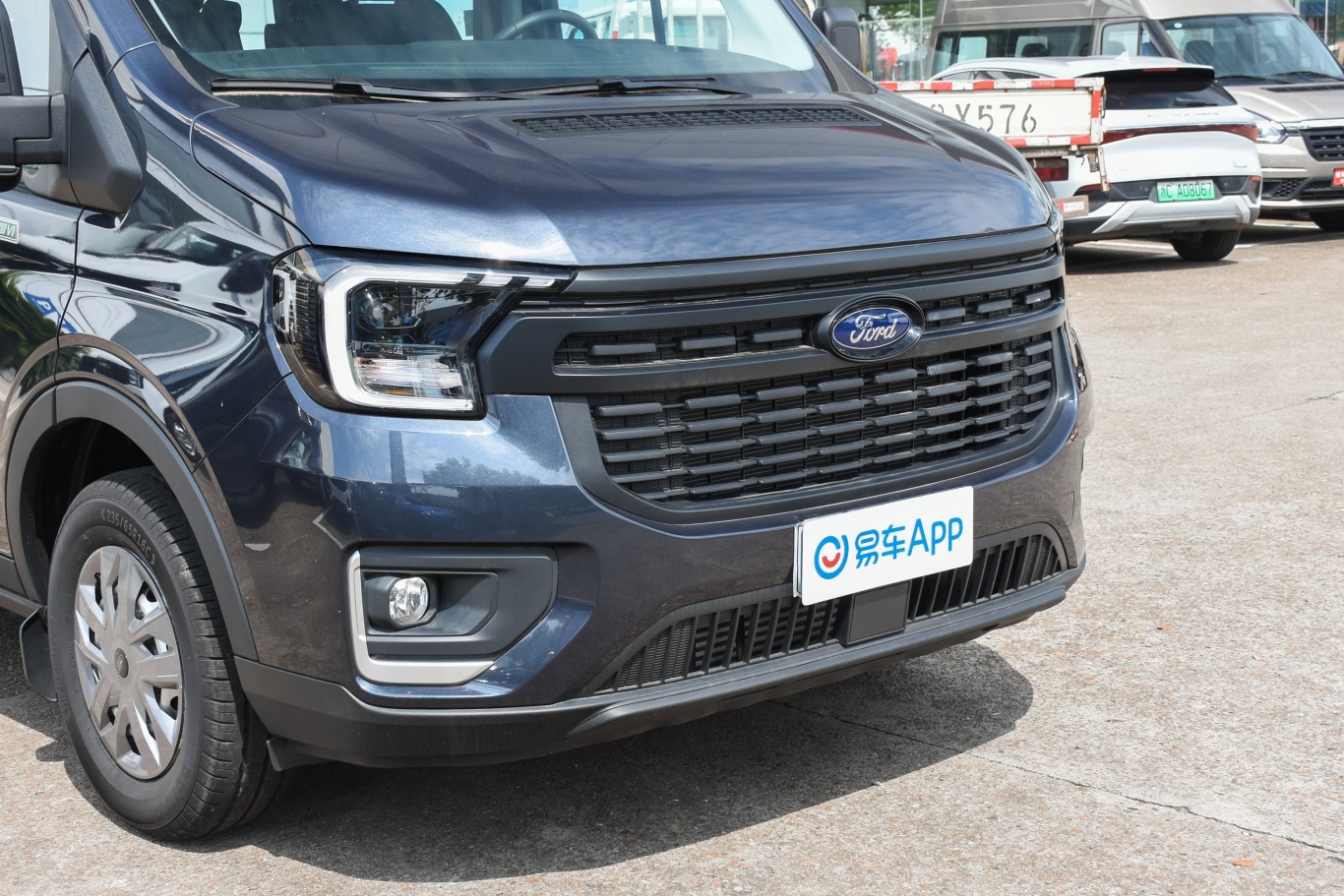 【全顺T82.0T 手动短轴中顶多功能版 6座(3+3)前格栅侧俯拍图片-汽车图片大全】-易车