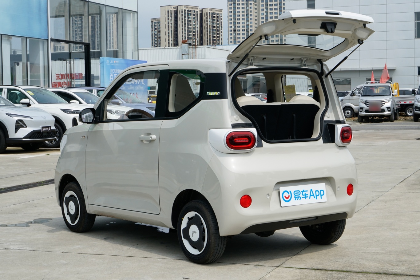 【宏光MINIEV215km 青春版 磷酸铁锂后备厢开启45度侧拍图片-汽车图片大全】-易车