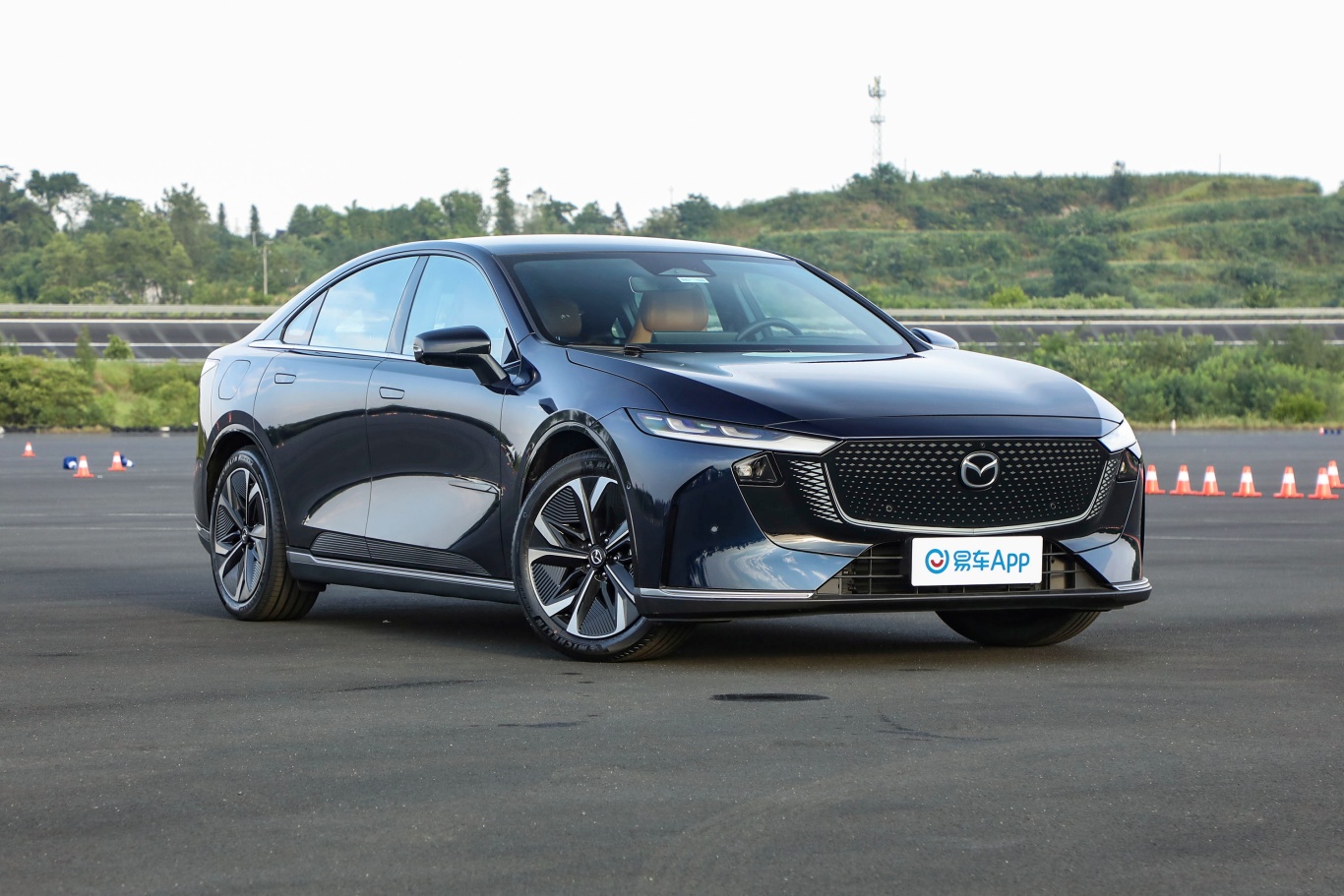【马自达EZ-6纯电版 600km 智尊版侧前45度车头向右水平图片-汽车图片大全】-易车