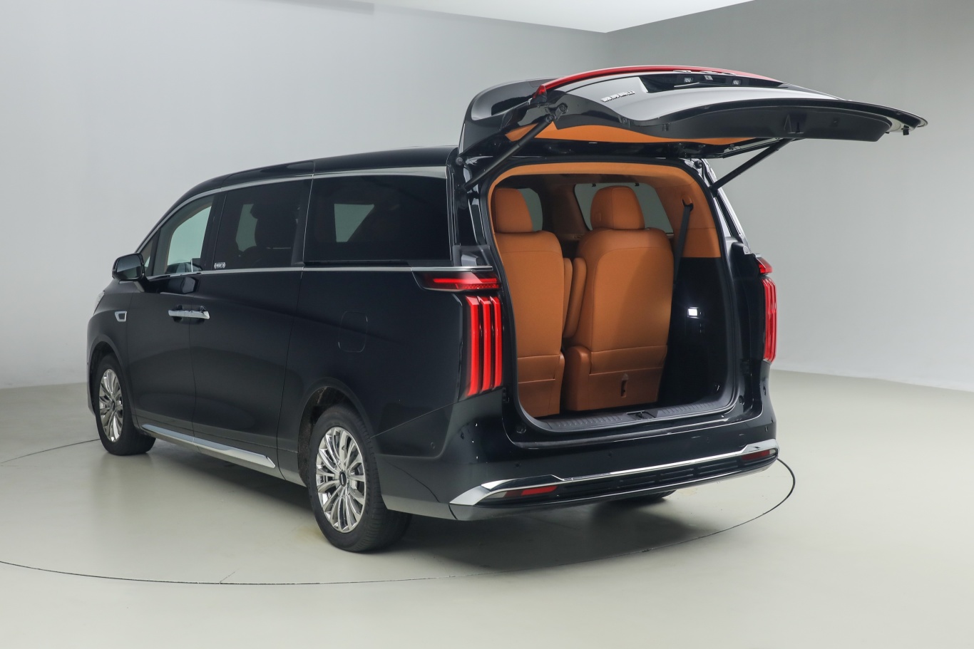 【魏牌高山1.5T 170km 四驱行政加长版 6座后备厢开启45度侧拍图片-汽车图片大全】-易车