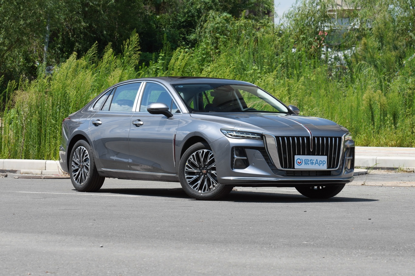 【红旗H52.0T 自动旗畅50万辆纪念版侧前45度车头向右水平图片-汽车图片大全】-易车