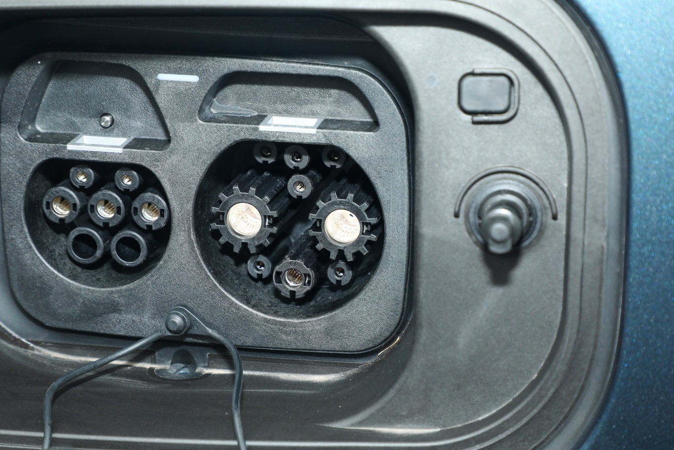 【问界M71.5T 200km 四驱Pro智驾版 5座快充充电口图片-汽车图片大全】-易车