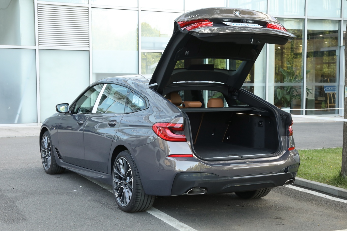 【宝马6系GT630i M运动臻享套装后备厢开启45度侧拍图片-汽车图片大全】-易车