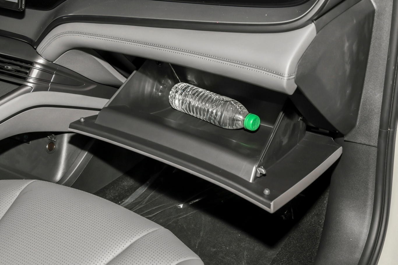 【海豹07DM-i1.5L 70km 精英型手套箱空间水瓶横置图片-汽车图片大全】-易车