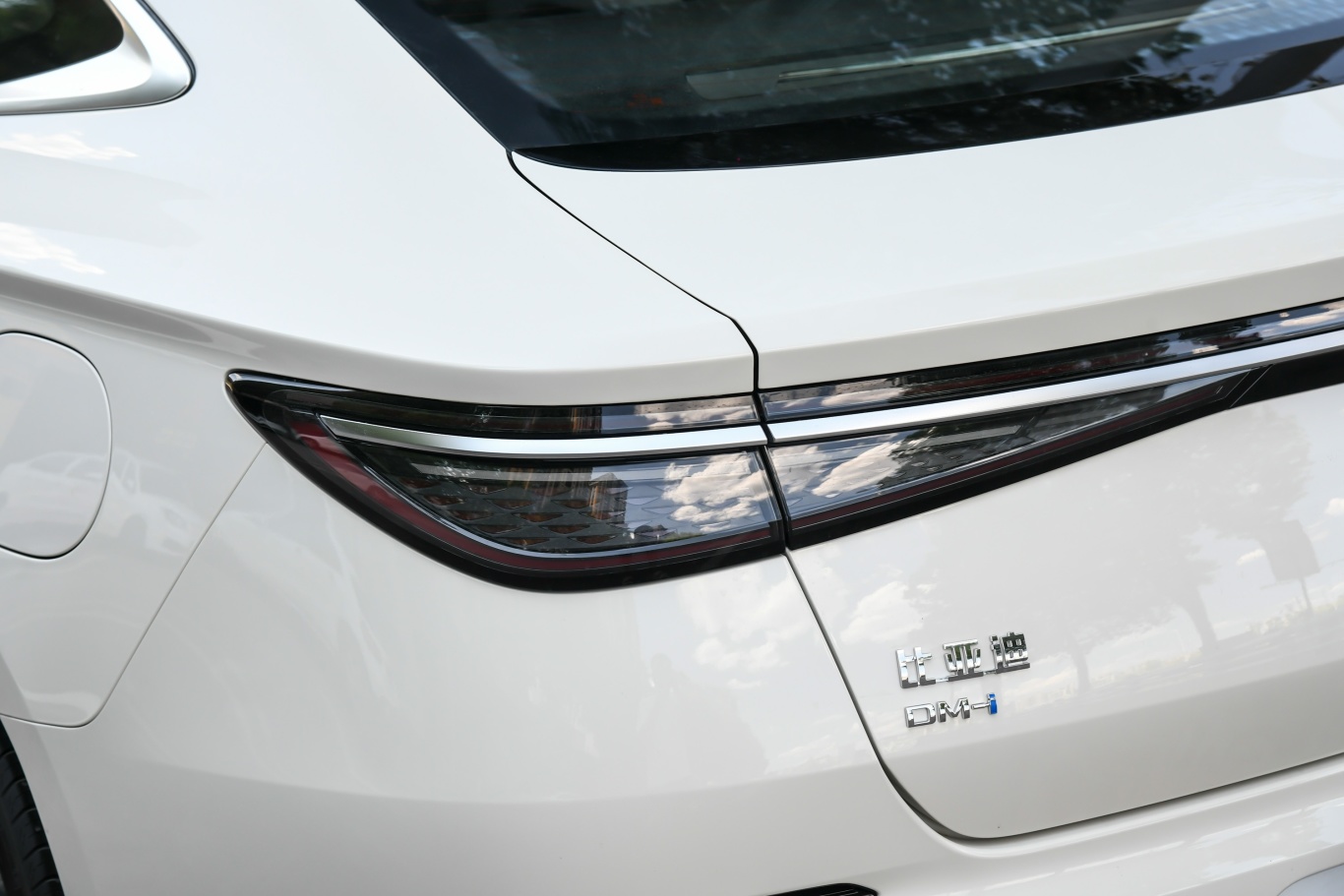 【海豹07DM-i1.5L 70km 精英型尾灯侧45度俯拍图片-汽车图片大全】-易车