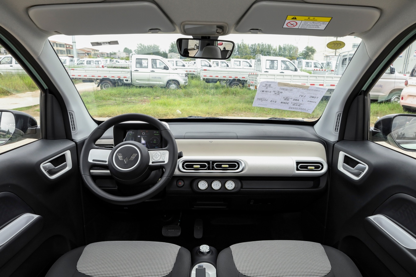 【宏光MINIEV215km 青春版 磷酸铁锂内饰全景正拍图片-汽车图片大全】-易车