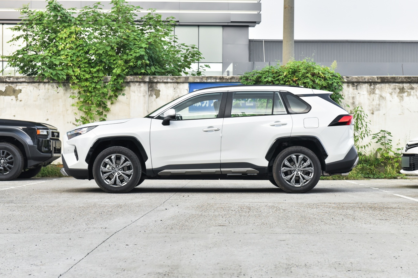 【RAV4荣放2.0L 两驱风尚PLUS版正侧车头向左水平图片-汽车图片大全】-易车