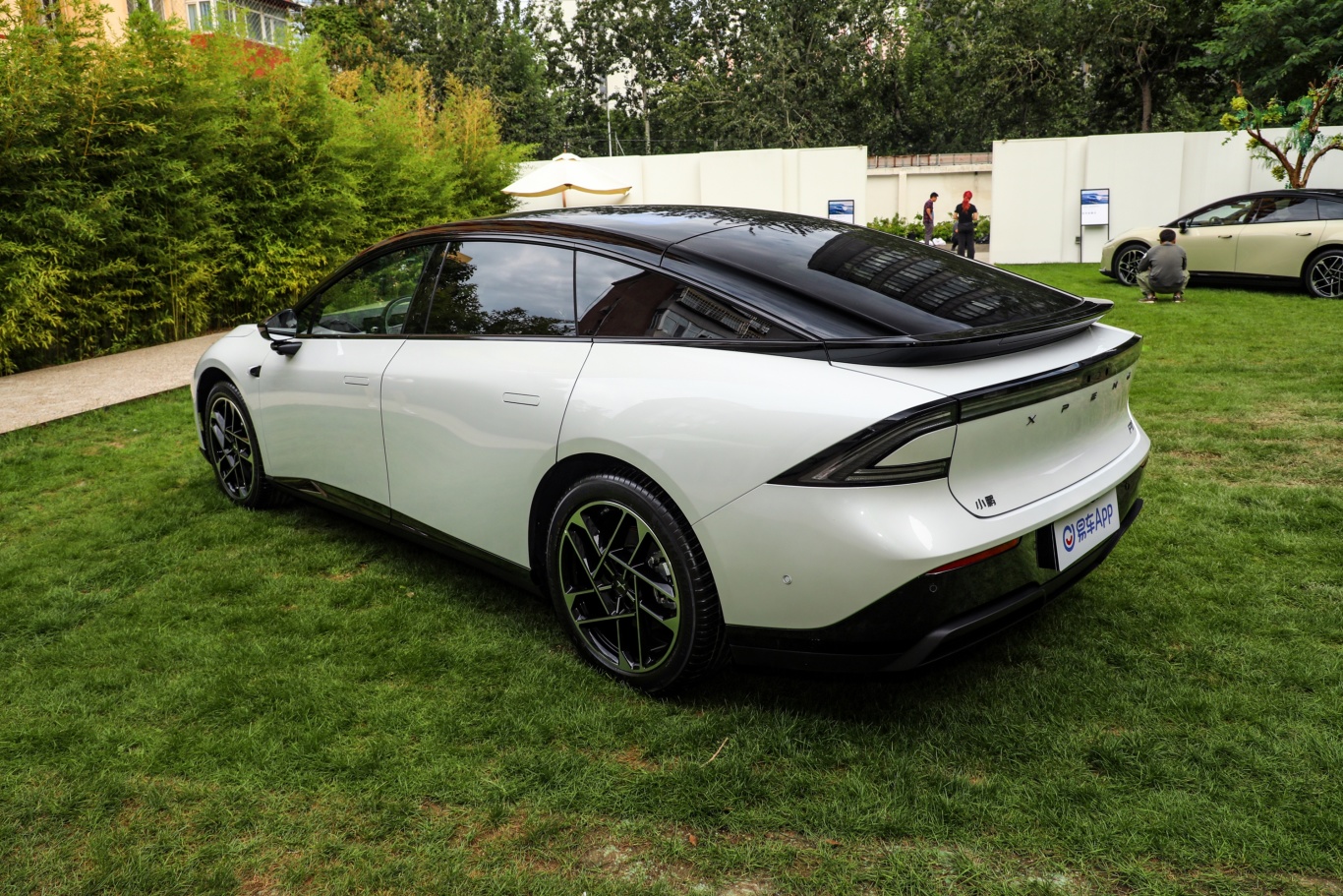 【小鹏P7+725 超长续航 Max侧后45度车头向左水平图片-汽车图片大全】-易车