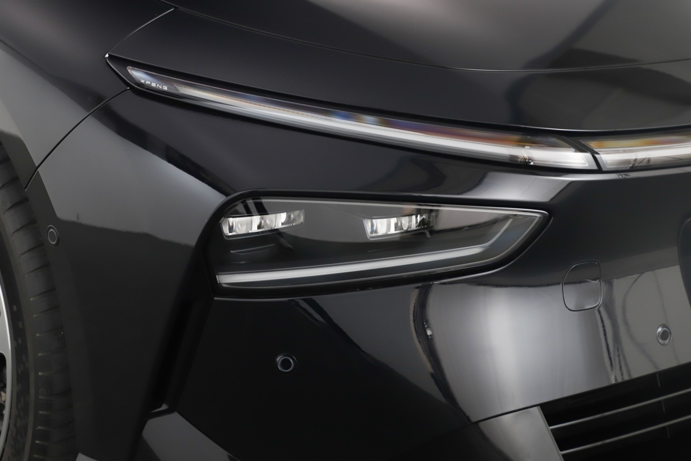 【小鹏P7+710km 超长续航 Max大灯侧45度俯拍图片-汽车图片大全】-易车