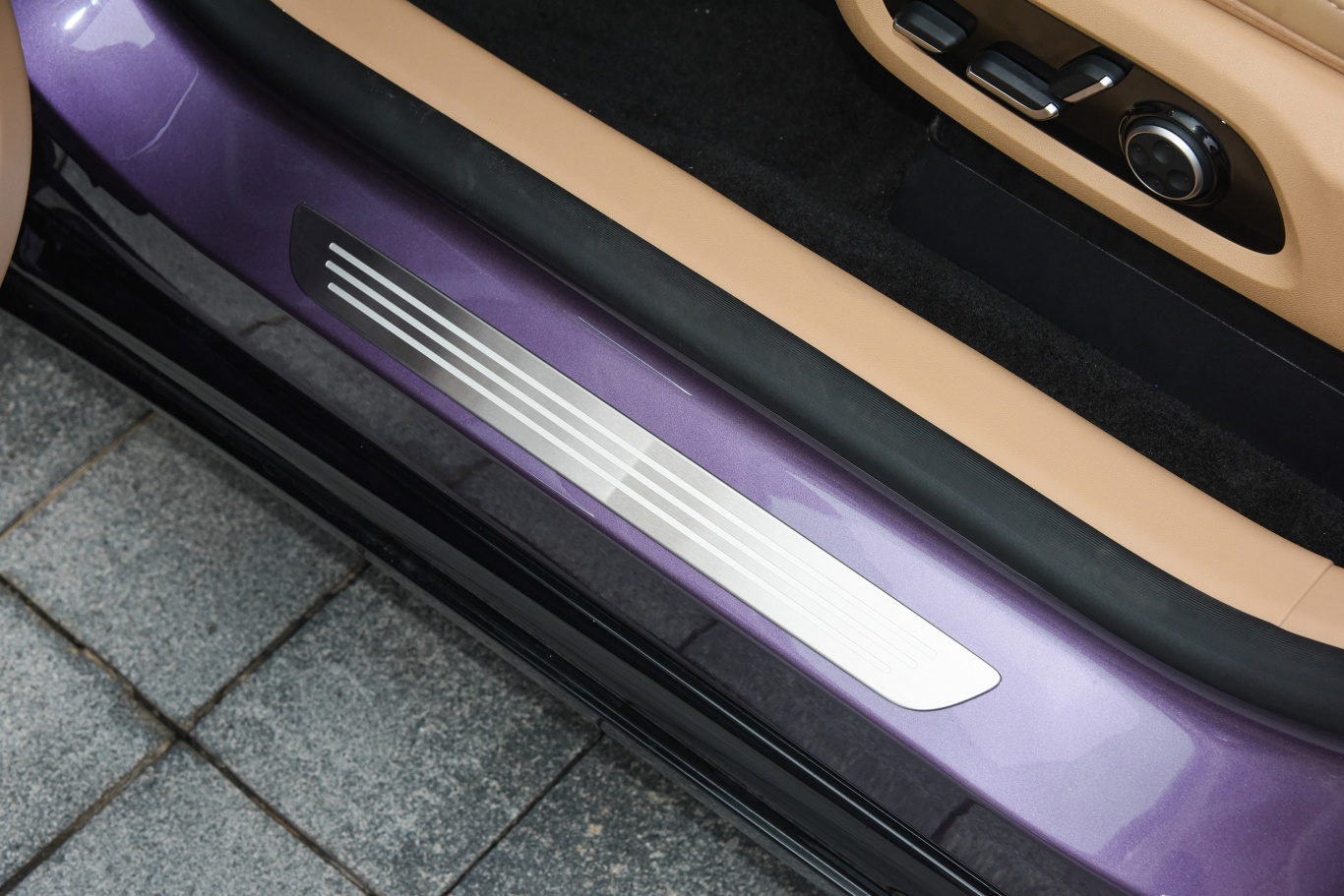 【智界R7纯电版 802km 后驱Max前排迎宾踏板图片-汽车图片大全】-易车