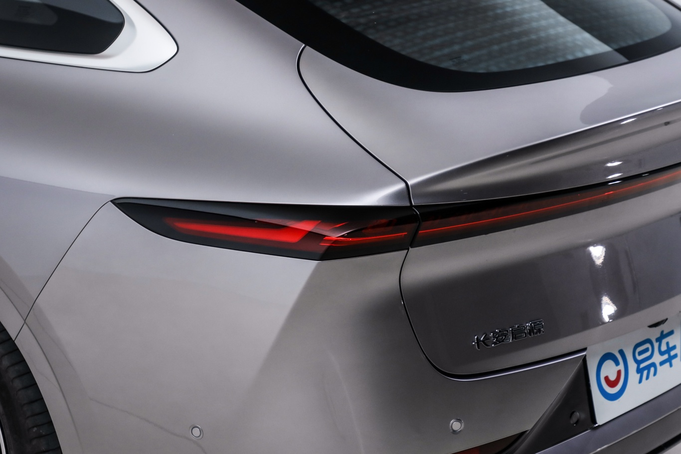【长安启源A07纯电 真香版 710km 远航型尾灯侧45度俯拍图片-汽车图片大全】-易车