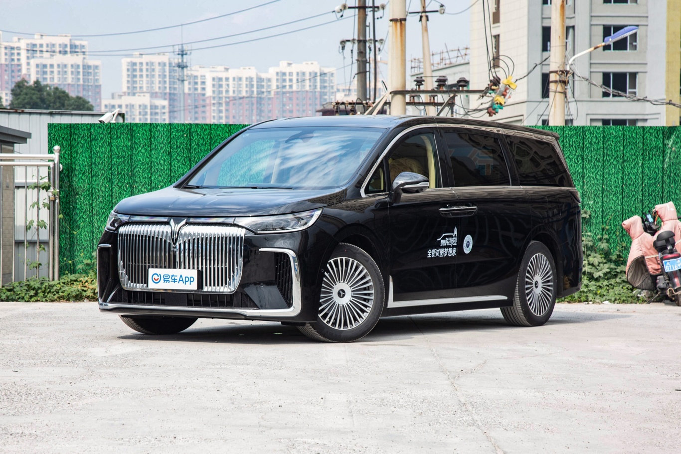 【岚图梦想家插电混动 1.5T 235km 四驱尊贵鲲鹏版侧前45度车头向左水平图片-汽车图片大全】-易车