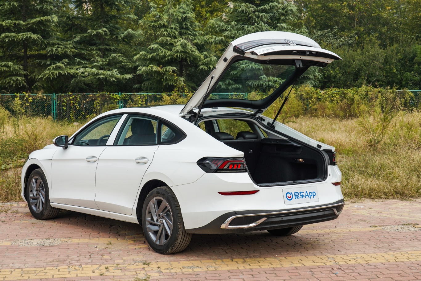 【凌渡凌渡L 280TSI 炫辣版后备厢开启45度侧拍图片-汽车图片大全】-易车